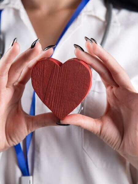 Warning signs of impending heart attack that appear on face, eyes
