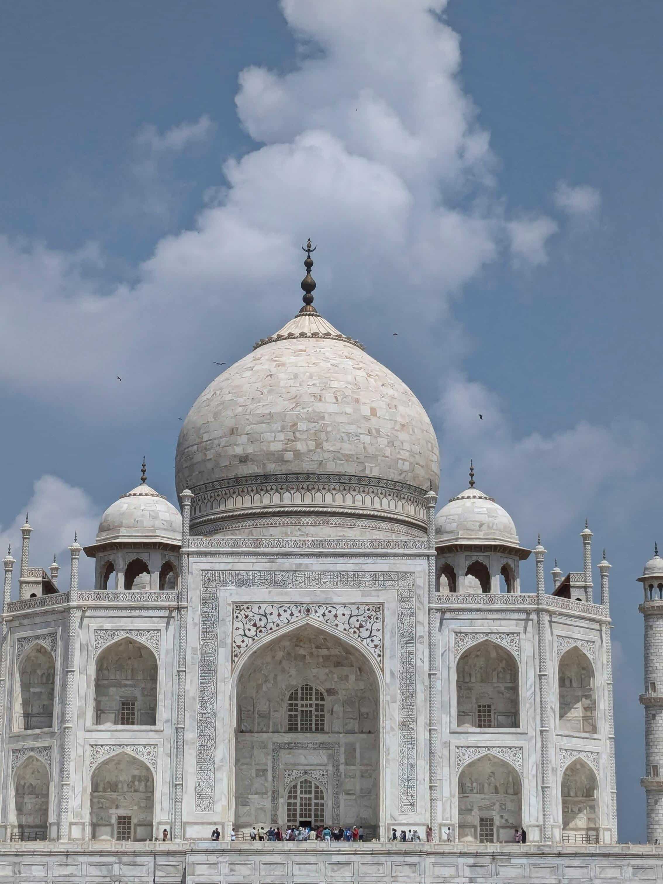 Where is 466-kg gold crown on Taj Mahal? Know how it disappeared