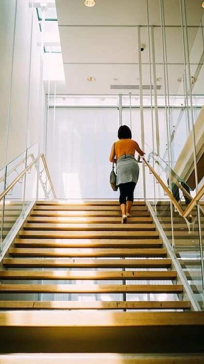 7 benefits of climbing stairs