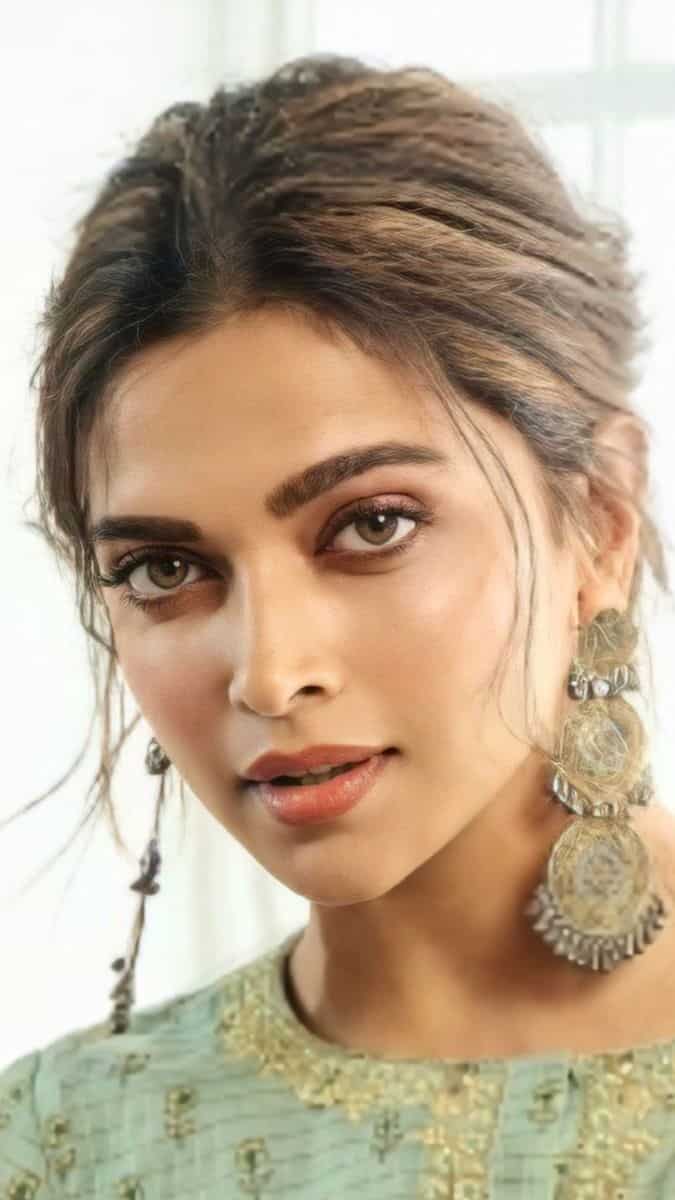 Deepika Padukone Eyes Colour
