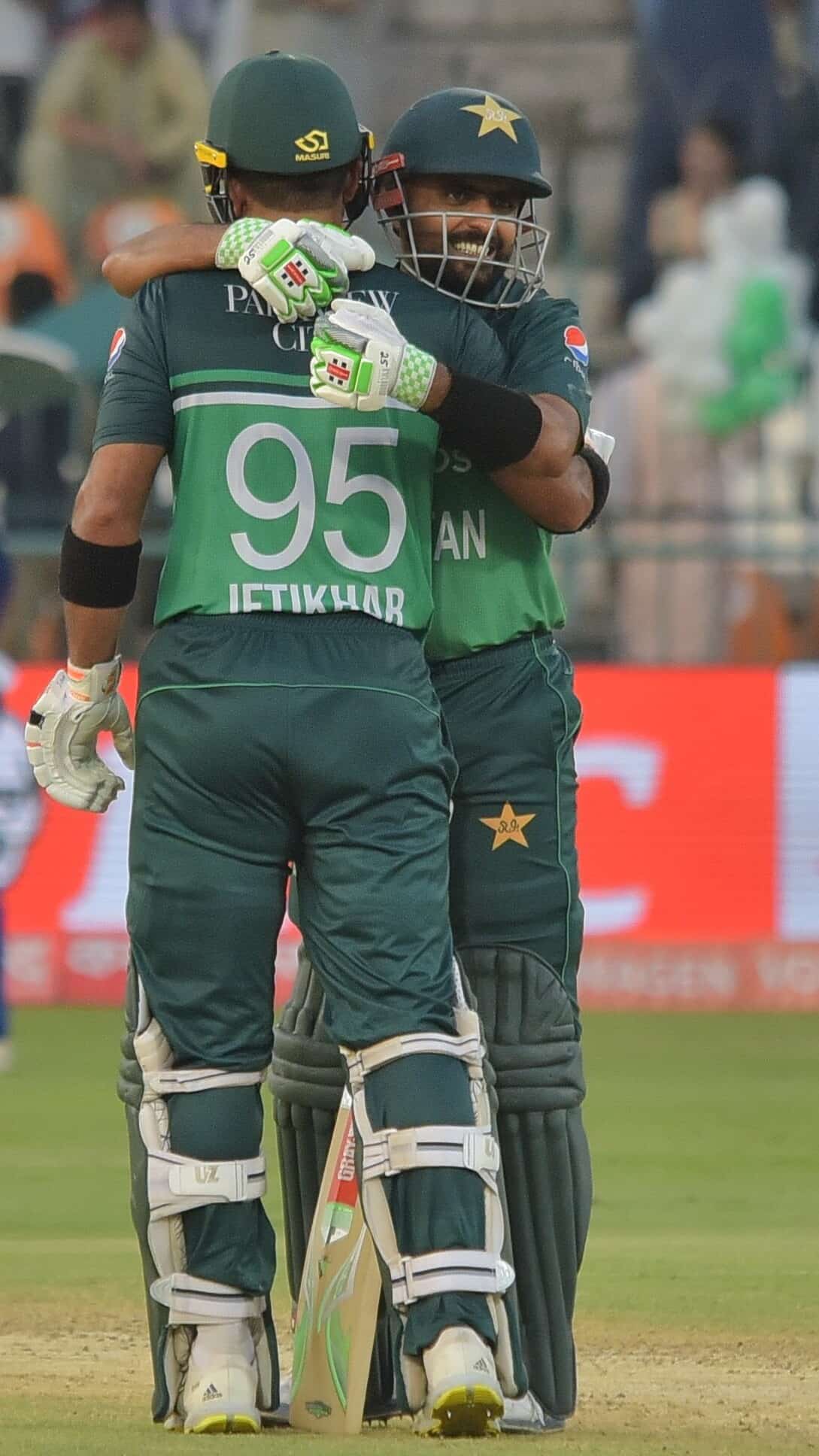 Babar को गिफ्ट में मिली 8 करोड़ की कार, पढ़ें किसने दी